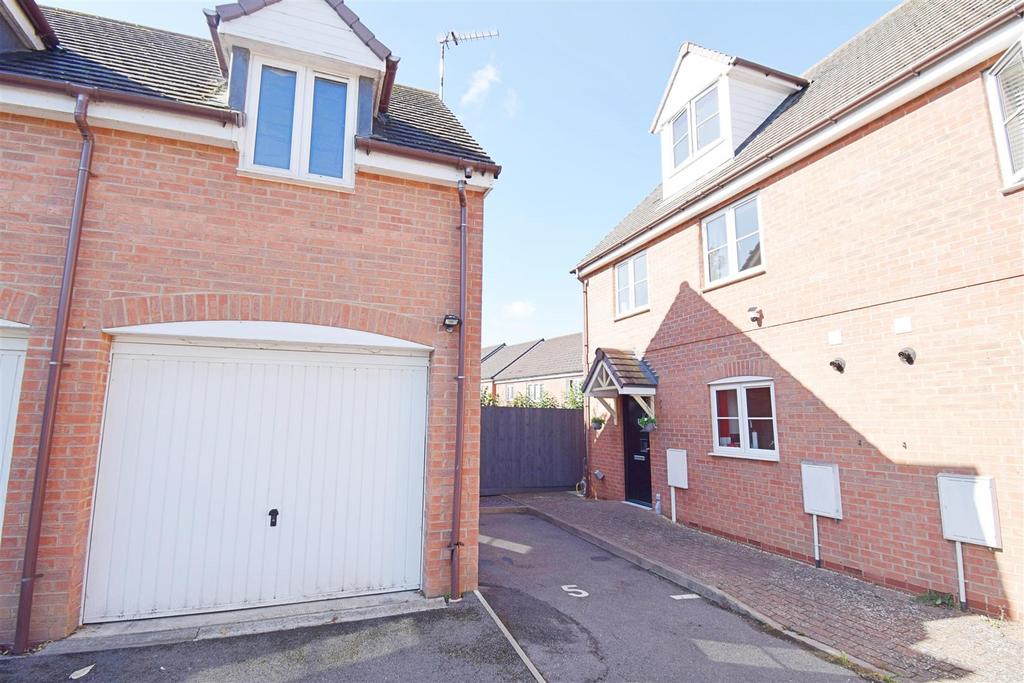 Willow Gardens, Rugby CV23 3 bed semi-detached house - £285,000