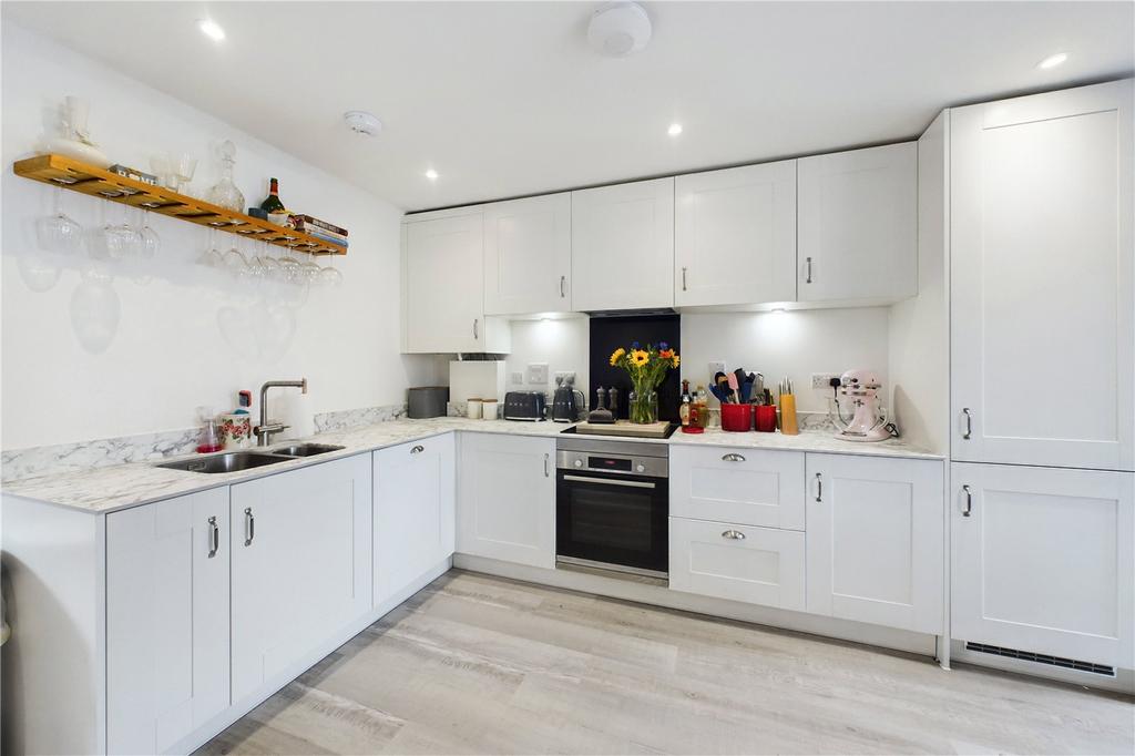 Ashplats Mews, West Sussex RH19 2 bed semi-detached house - £425,000