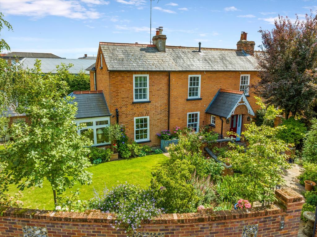 Northfield Farm Mews, Cobham, Surrey... 3 bed detached house - £1,350,000