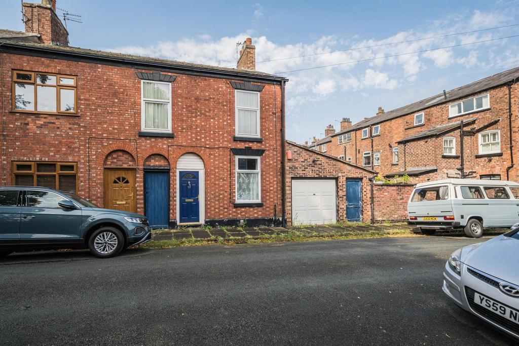 James Street, Macclesfield, SK11 8BW 2 bed terraced house - £220,000