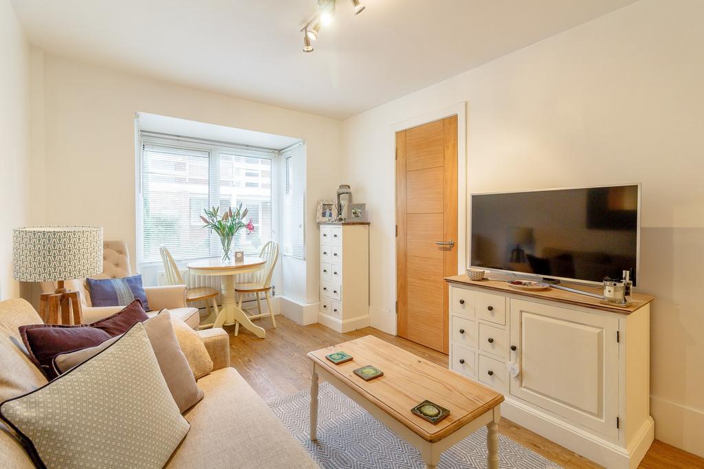 Mathon Court, Cross Lanes, Guildford... 1 bed flat - £1,250 pcm (£288 pw)