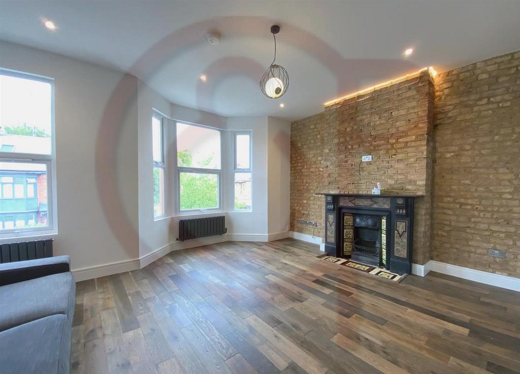 Leghorn Road, Willesden Junction, NW10 3 bed flat - £2,860 pcm (£660 pw)