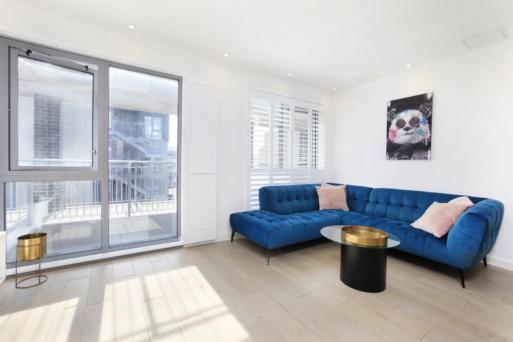 Constance Court, 10 Chatfield Road... 2 bed flat - £585,000