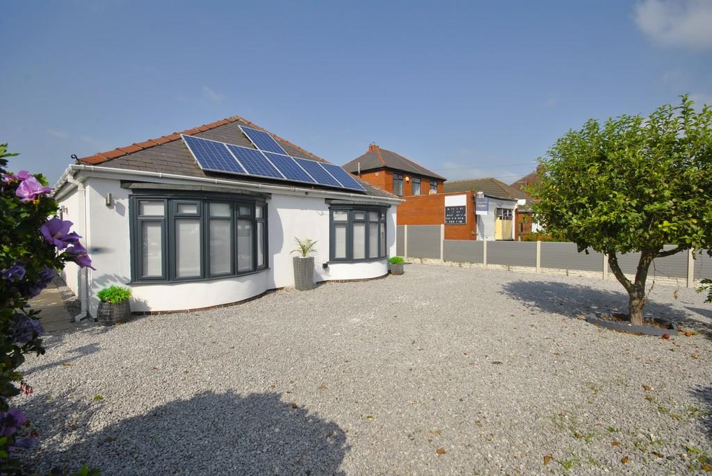 Wroot Road, Doncaster DN9 3 bed detached bungalow - £399,995