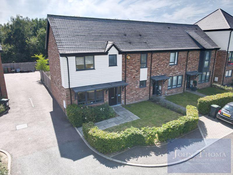 Park View, Chigwell IG7 3 bed semi-detached house - £749,995