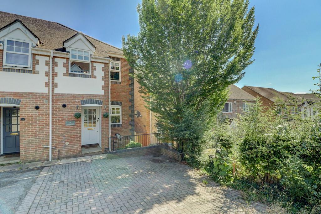 Wheelers Park, Buckinghamshire HP13 2 bed end of terrace house - £400,000