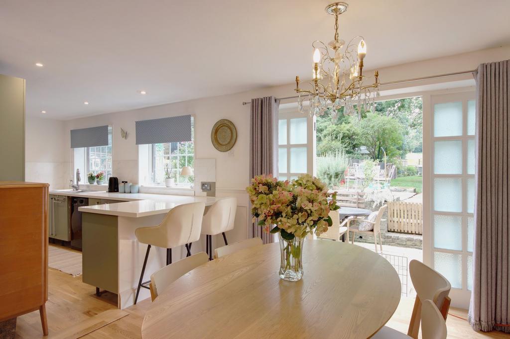 High Street, Bushey, WD23 3 bed terraced house - £650,000