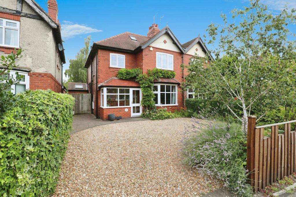 Rawcliffe Lane, York, YO30 5QB 4 bed semi-detached house - £650,000