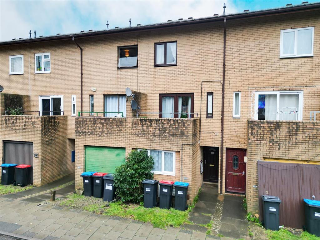 Mullion Place, Fishermead, Milton Keynes 4 bed terraced house - £300,000