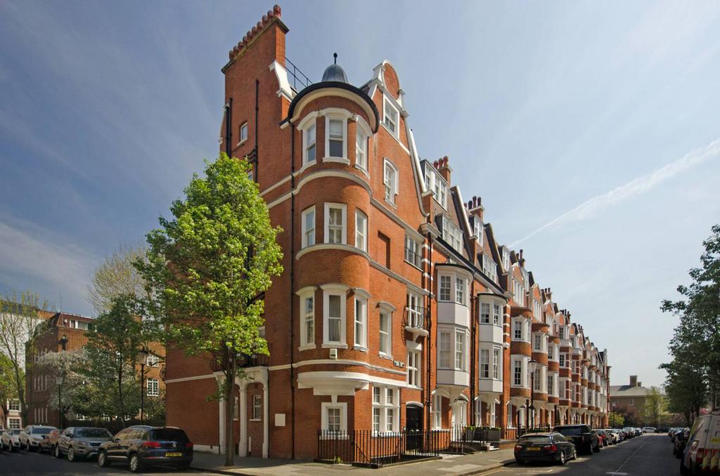 Sloane Court West, Chelsea, London, SW3 2 bed flat - £1,375,000