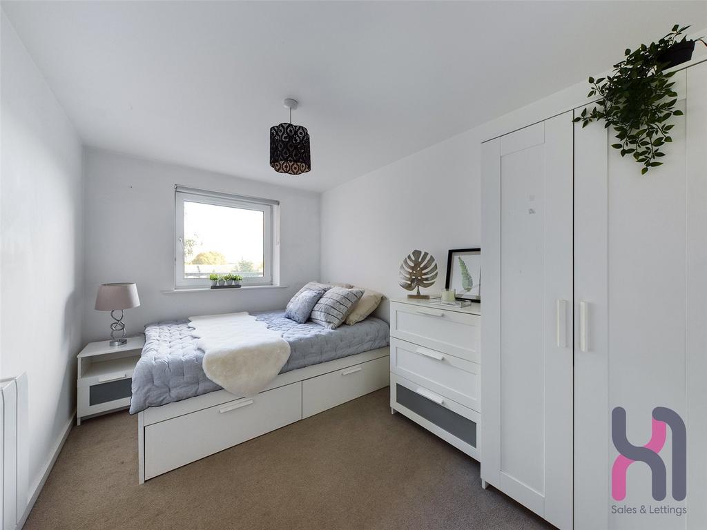 Spinner House, 1A Elmira Way... 2 bed flat - £1,200 pcm (£277 pw)
