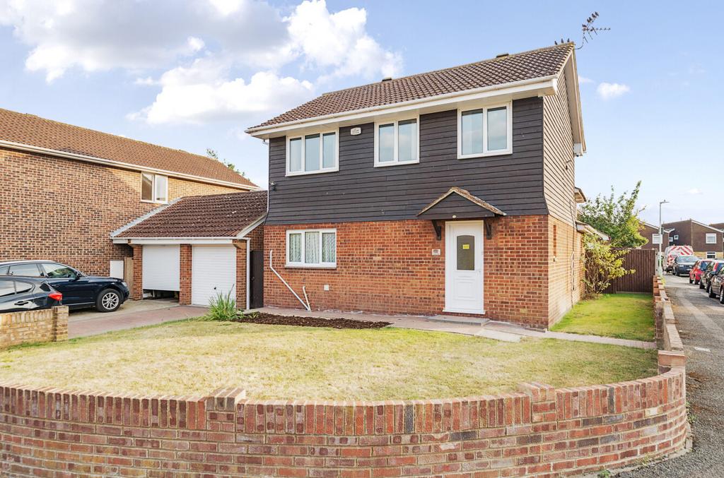 Dalewood, Sittingbourne, Kent, ME10 4 bed detached house - £400,000