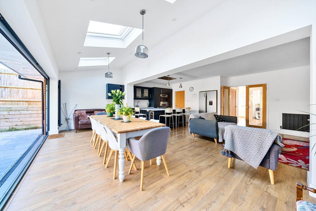 Sheep Walk, Shepperton, TW17 4 bed detached house - £750,000