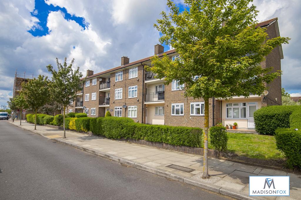 Manford Way, Essex IG7 2 bed apartment - £1,600 pcm (£369 pw)