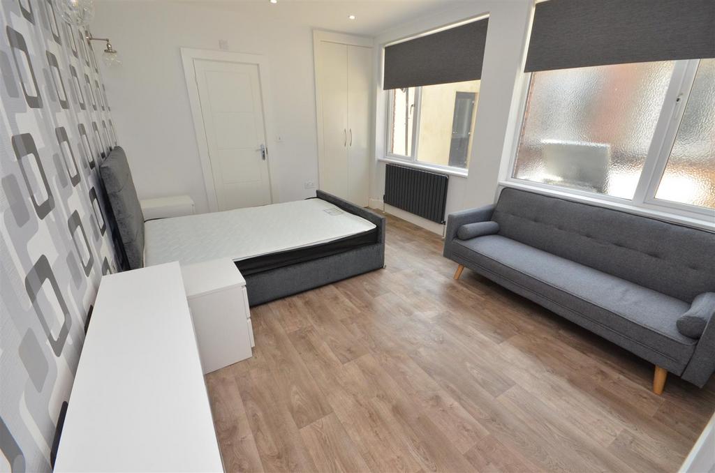 Reginald Street, Luton 1 bed in a house share - £725 pcm (£167 pw)