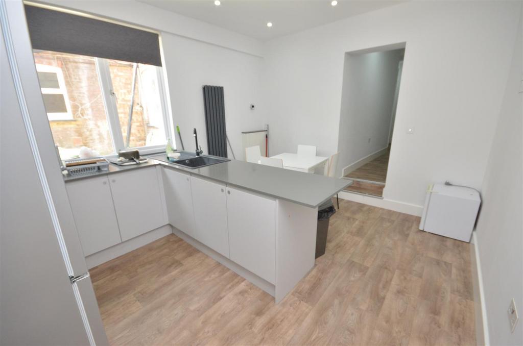 Reginald Street, Luton 1 bed in a house share - £725 pcm (£167 pw)