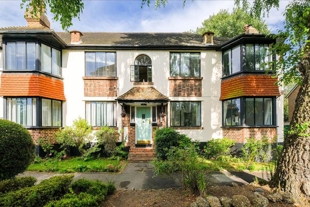 Forest Court, Snaresbrook 2 bed ground floor flat for sale - £465,000