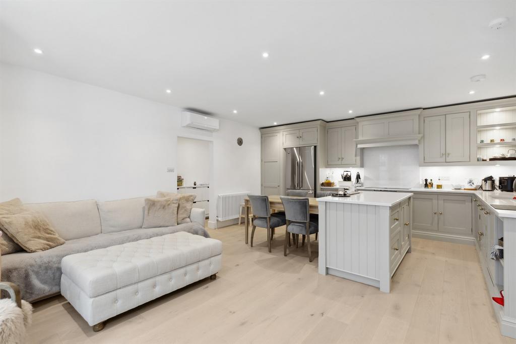 Lexham Gardens, London, W8 2 bed flat - £4,498 pcm (£1,038 pw)