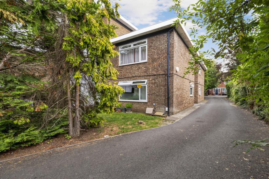 Grand Drive, Raynes Park SW20 2 bed apartment - £465,000