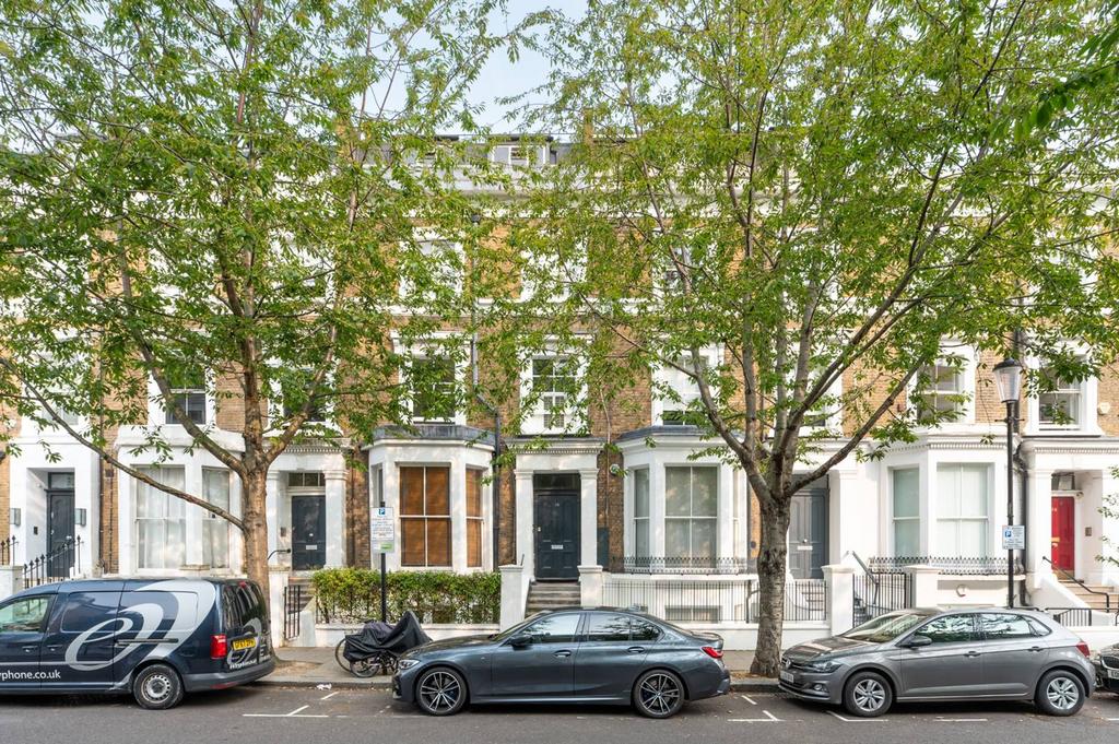 Lower Addison Gardens, Holland Park... 1 bed flat - £2,145 pcm (£495 pw)