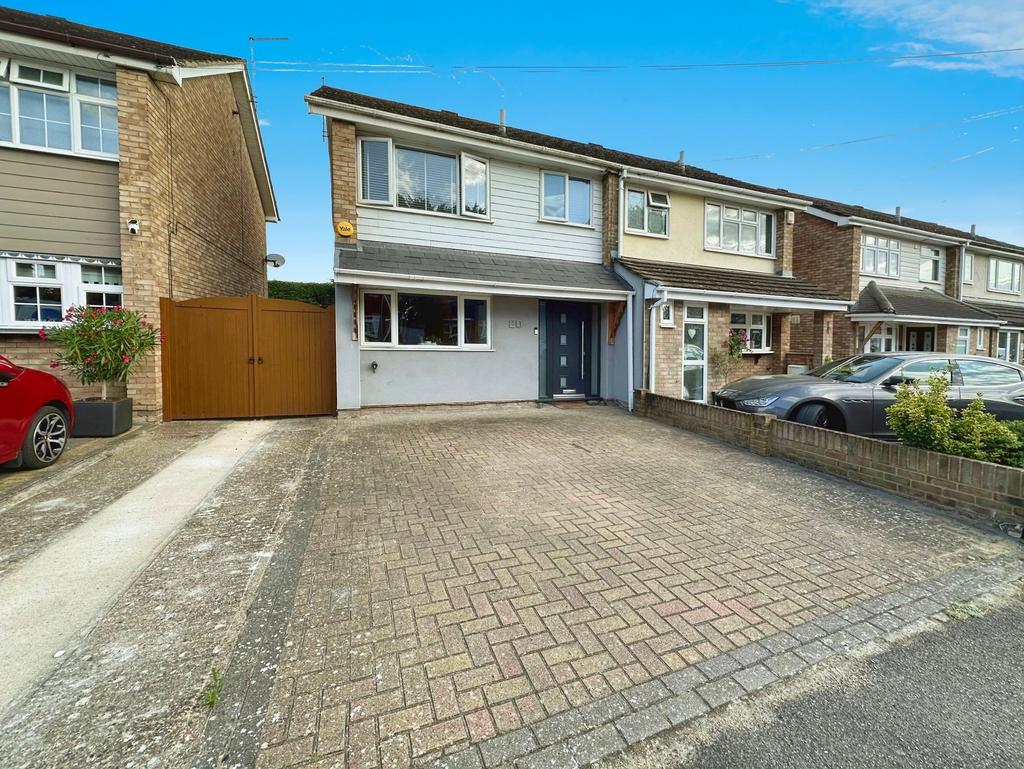 Northlands Close, Stanford-Le-Hope, SS17 3 bed semi-detached house - £ ...
