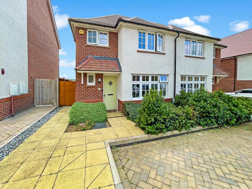 Armstrong Road, Luton, Bedfordshire... 3 bed semi-detached house - £425,000