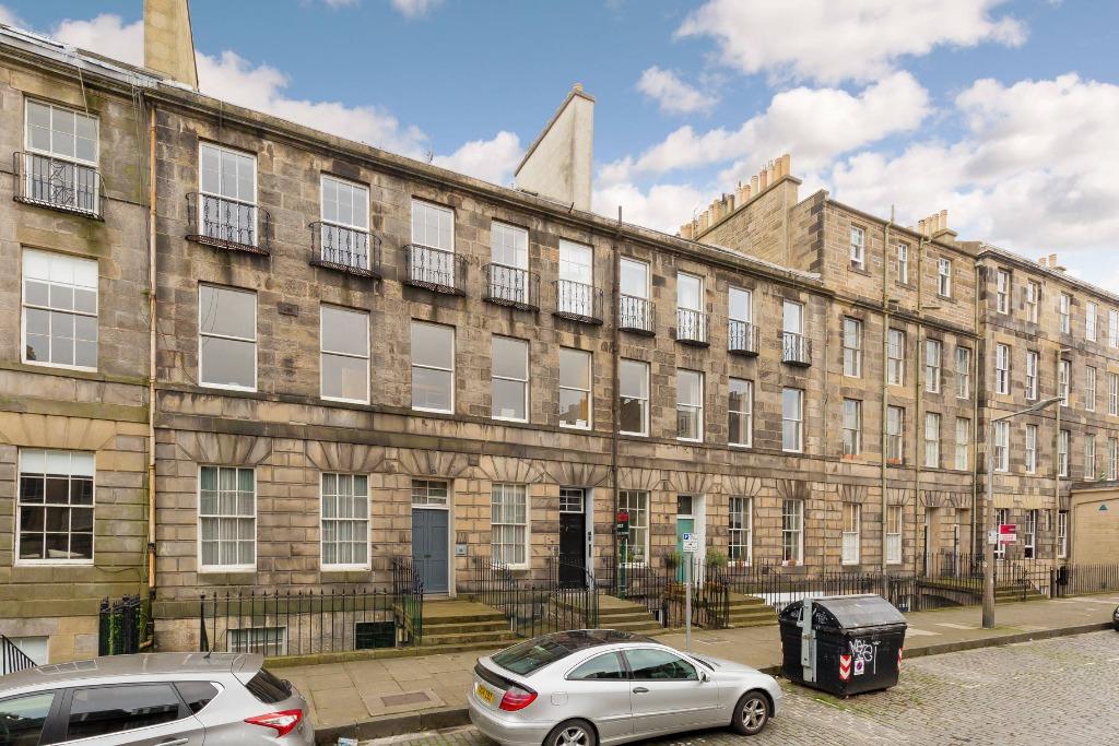 Broughton Place, Edinburgh, EH1 2 bed flat - £1,900 pcm (£438 pw)