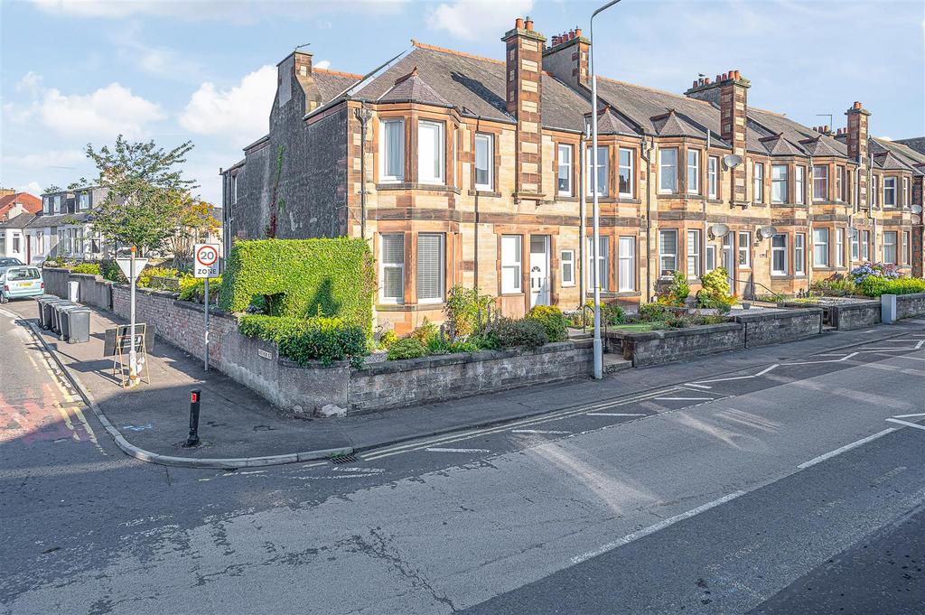 100 Townhill Road, Dunfermline, KY12 0BN 2 bed ground floor flat - £125,000