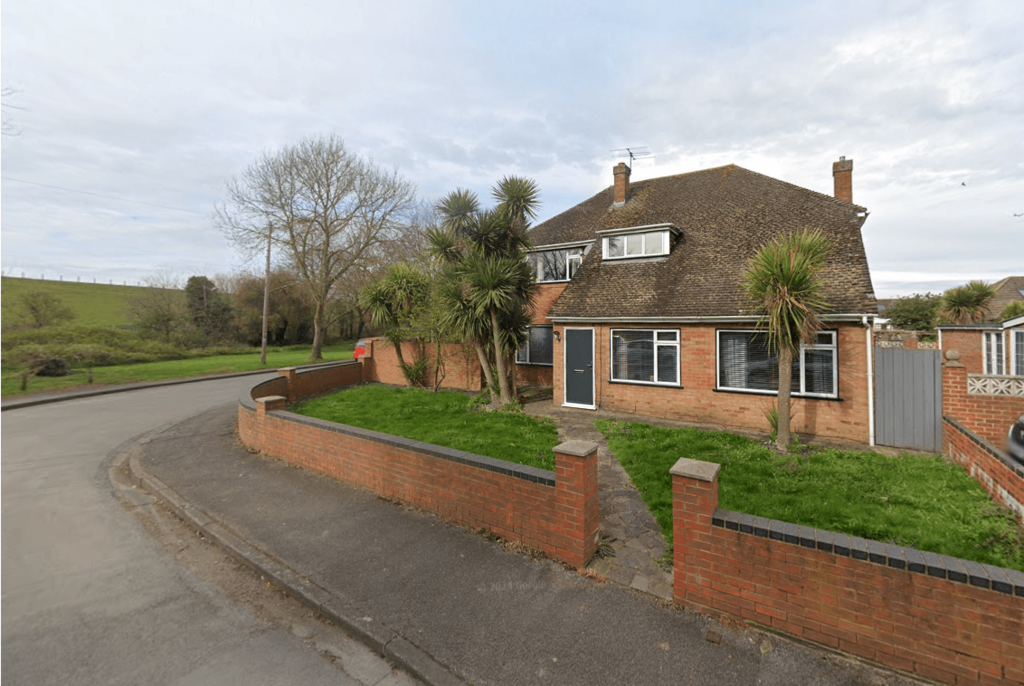 Staines-upon-Thames TW19 4 bed semi-detached house - £2,750 pcm (£635 pw)