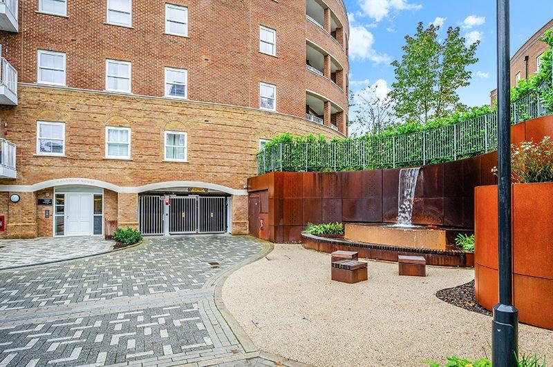 Oxted RH8 2 bed flat for sale - £620,000