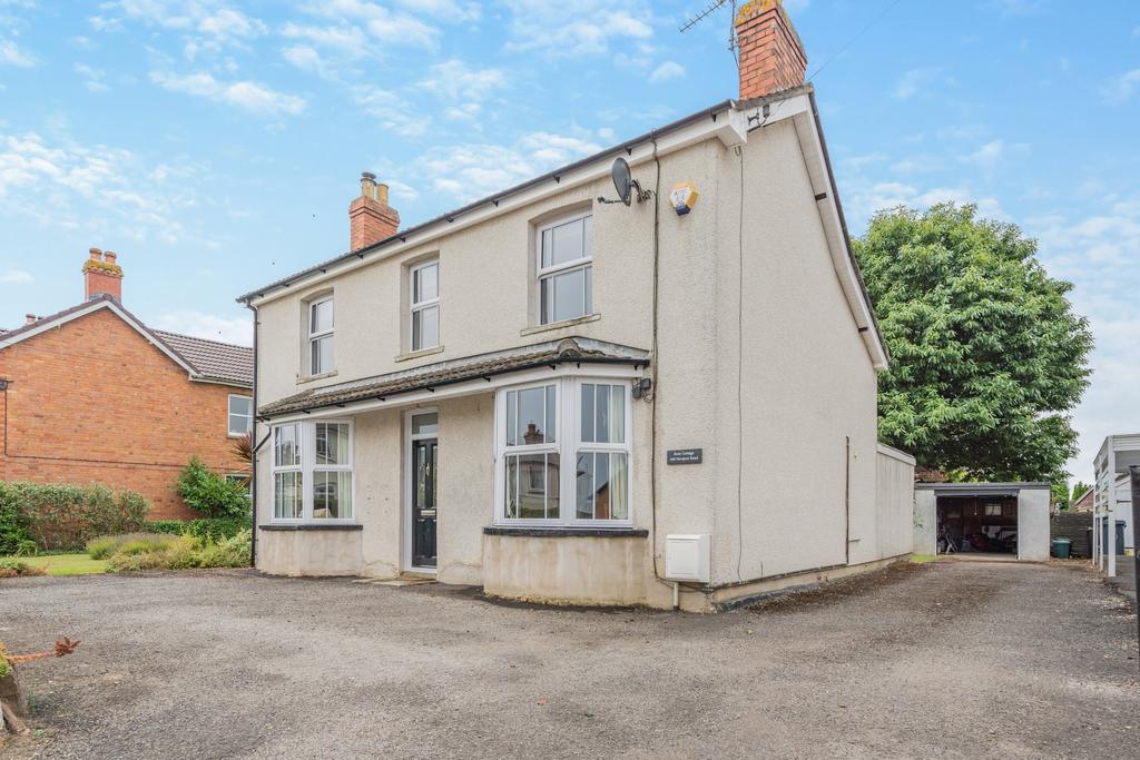 Newport Road, Caldicot 3 bed detached house - £395,000