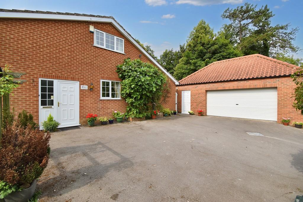 Tathwell, Louth LN11 9SR 3 bed detached bungalow - £400,000