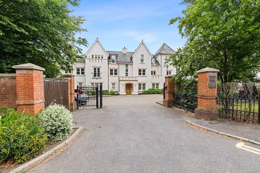 Wray Park Road, Reigate RH2 2 bed apartment - £500,000