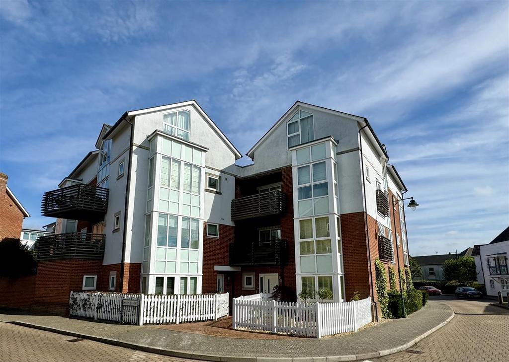 81 Queen Street, Kings Hill, ME19 4JP 2 bed apartment - £1,500 pcm (£ ...