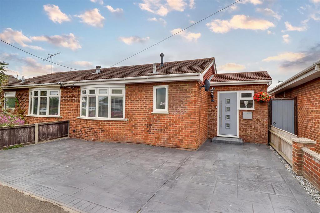 Seaview Road, Canvey Island SS8 2 bed semi-detached bungalow - £300,000