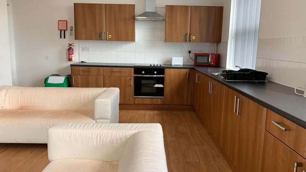 10 Lisson Grove, Plymouth PL4 4 bed apartment - £498 pcm (£115 pw)