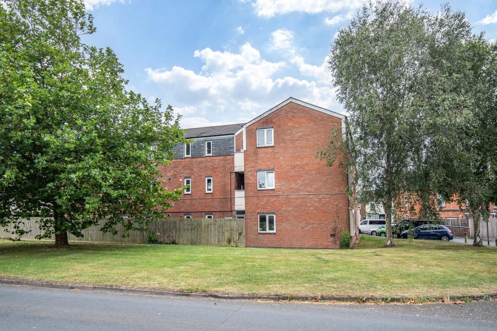 Westcroft Court, Droitwich... 2 bed apartment - £110,000
