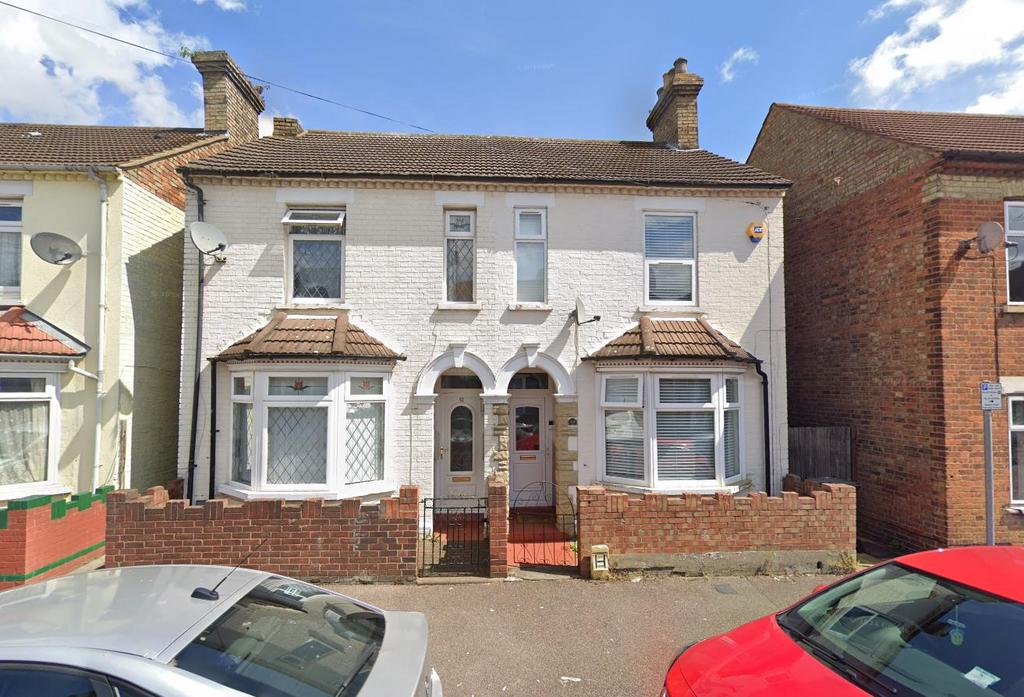 Millbrook Road, Bedford 3 bed semi-detached house - £1,300 pcm (£300 pw)