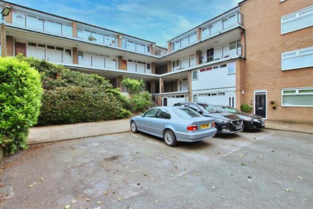 Watling Court, Elstree 1 bed flat - £229,950