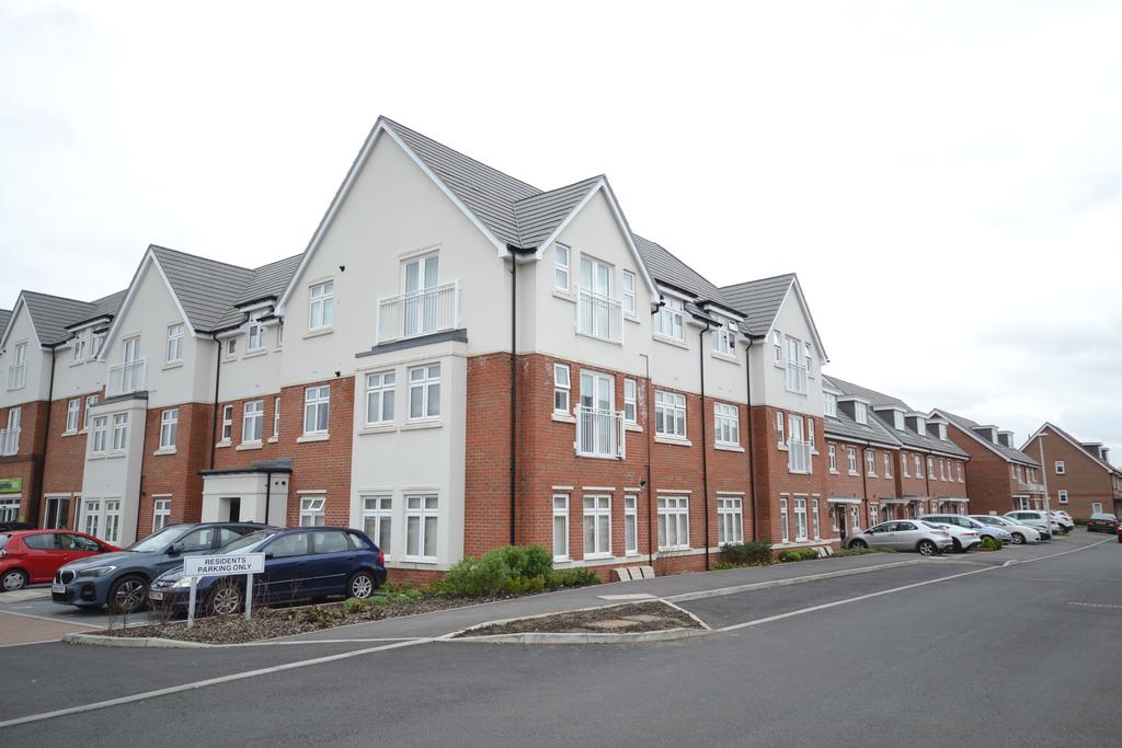Louden Square, Reading RG6 2 bed apartment for sale - £300,000