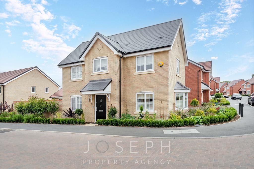 Bronze Barrow Way, Bramford, IP8 3 bed detached house - £375,000