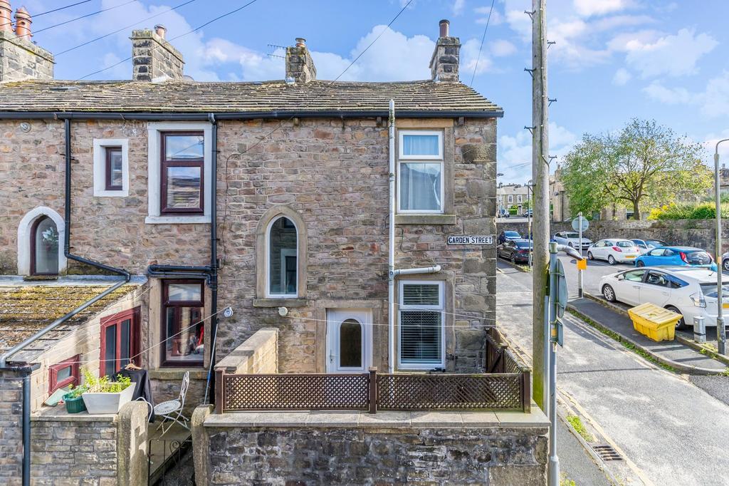 Market Street, Barnoldswick... 2 bed terraced house for sale - £115,000