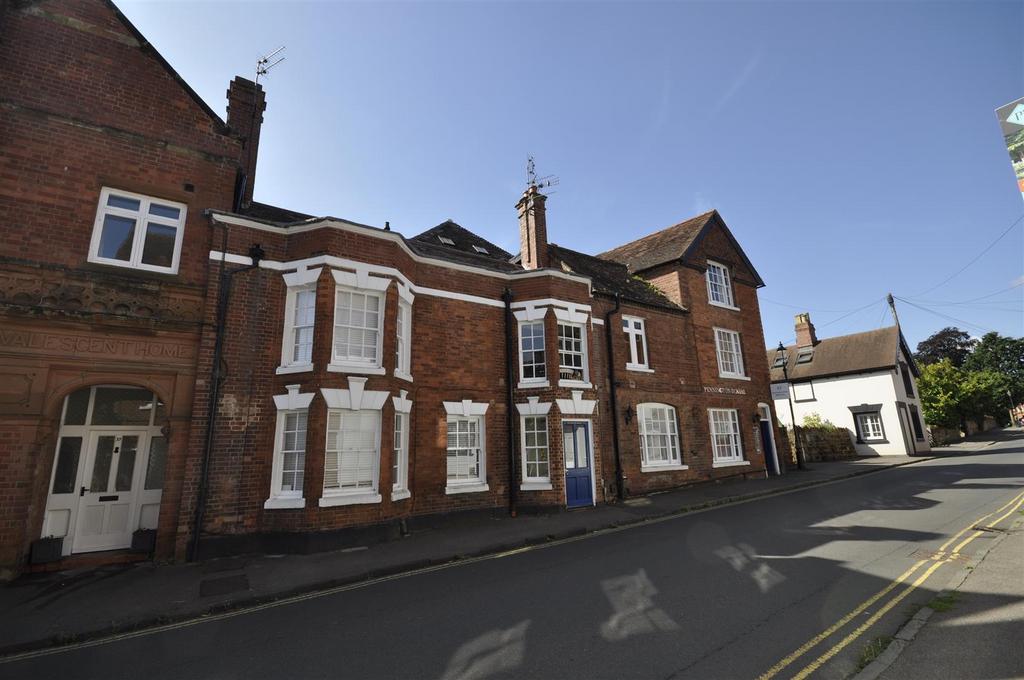 Pennington House, 35 High Street... 2 bed flat - £1,800 pcm (£415 pw)