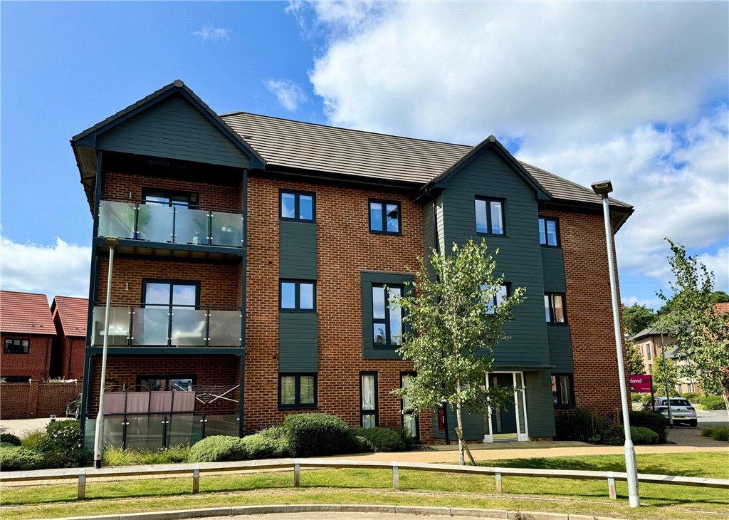 Hawthorn Drive, Crowthorne, Berkshire 2 bed apartment - £335,000