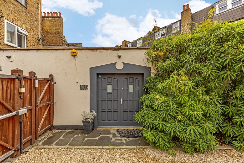 Salisbury Mews, Fulham, London SW6 1 bed apartment - £2,300 pcm (£531 pw)