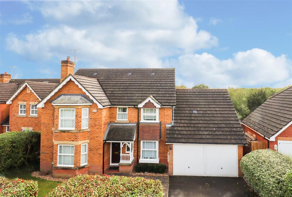 Levignen Close, Fleet GU52 4 bed detached house - £800,000