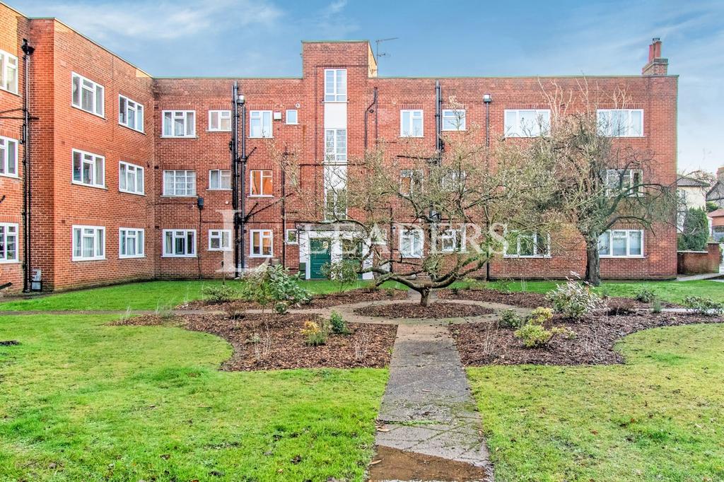 Earlham Court, Heigham Grove... 1 bed flat - £695 pcm (£160 pw)
