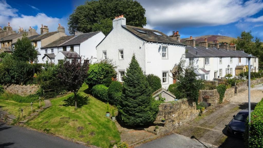 Bury Row, Sabden, Clitheroe, BB7 9HH 3 bed end of terrace house - £299,950