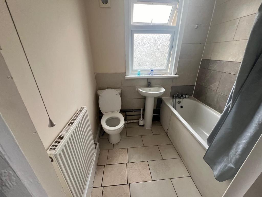 Trinity Road, Southall 3 bed flat - £1,800 pcm (£415 pw)