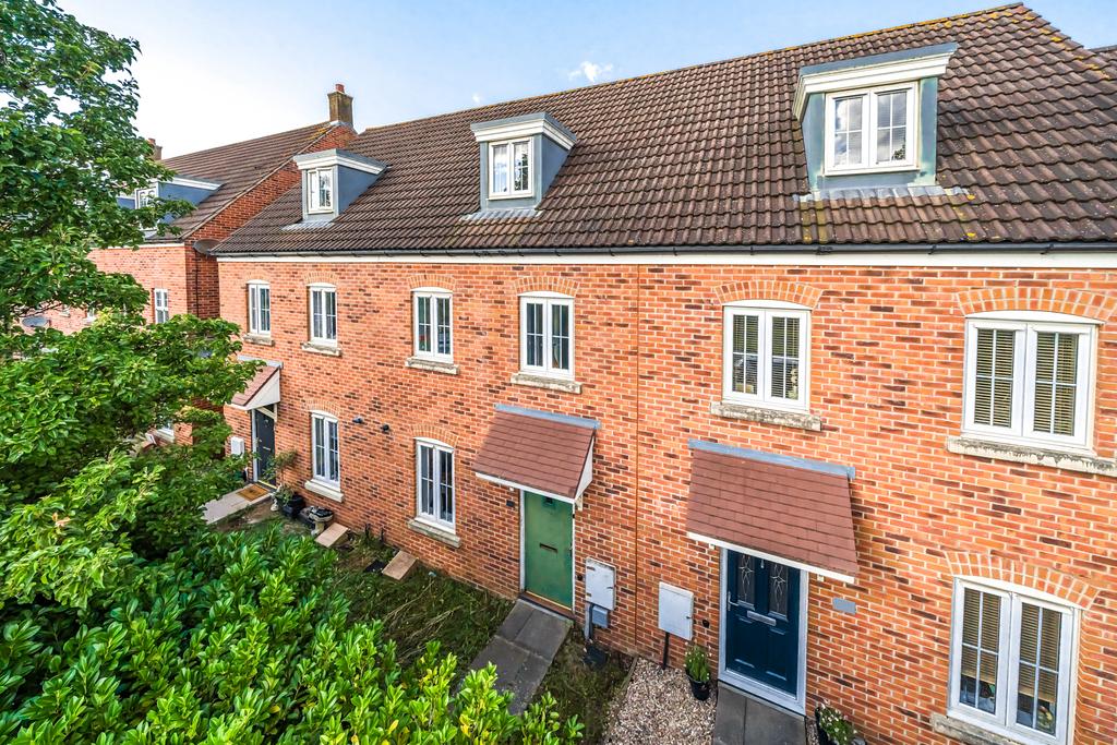 Kingsway, Quedgeley, Gloucester... 3 bed terraced house - £250,000